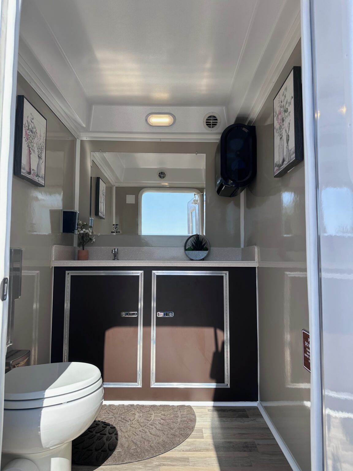 Restroom Trailers – MS Fancy Potties
